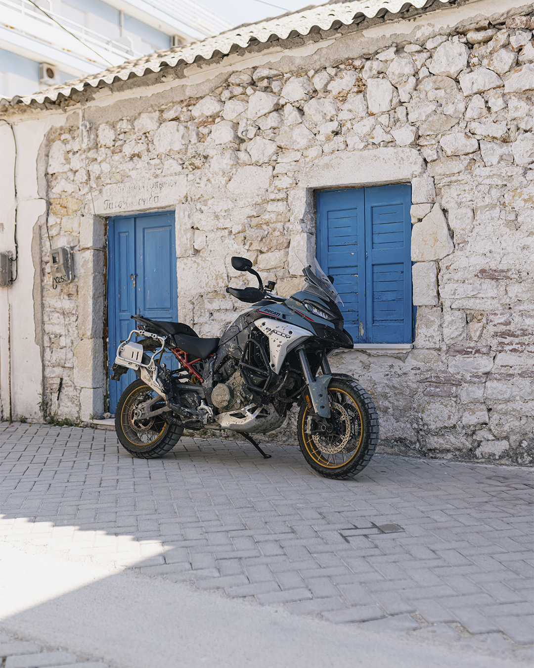 On and off-road: the road to Olympus - Bike travels