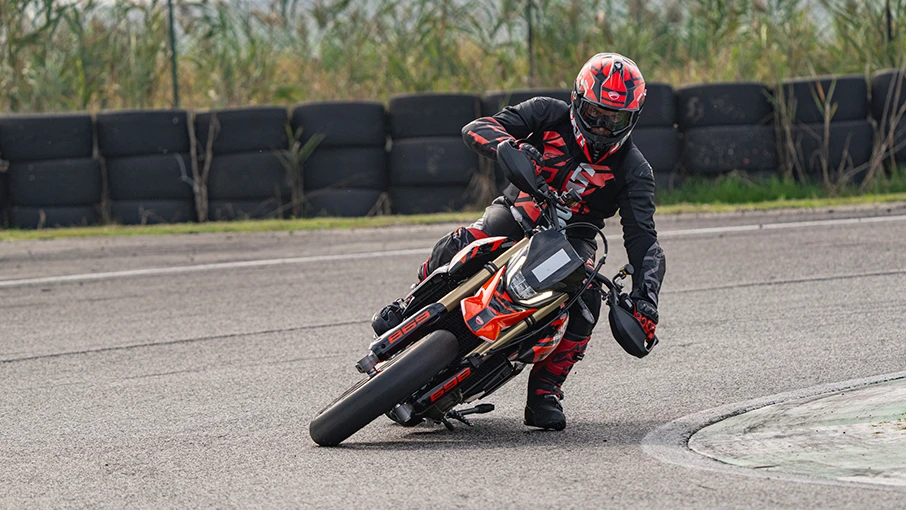 Ducati Hypermotard 698 Mono: la Nueva Referencia de las Supermotard de Carretera