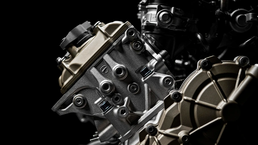 Superleggera V4 - Engine: Lightweight Power
