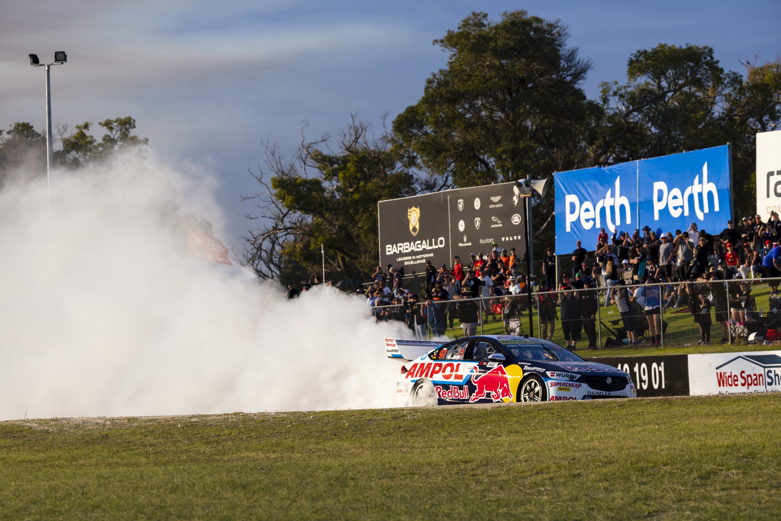Van Gisbergen denies Courtney in Perth finale | Supercars