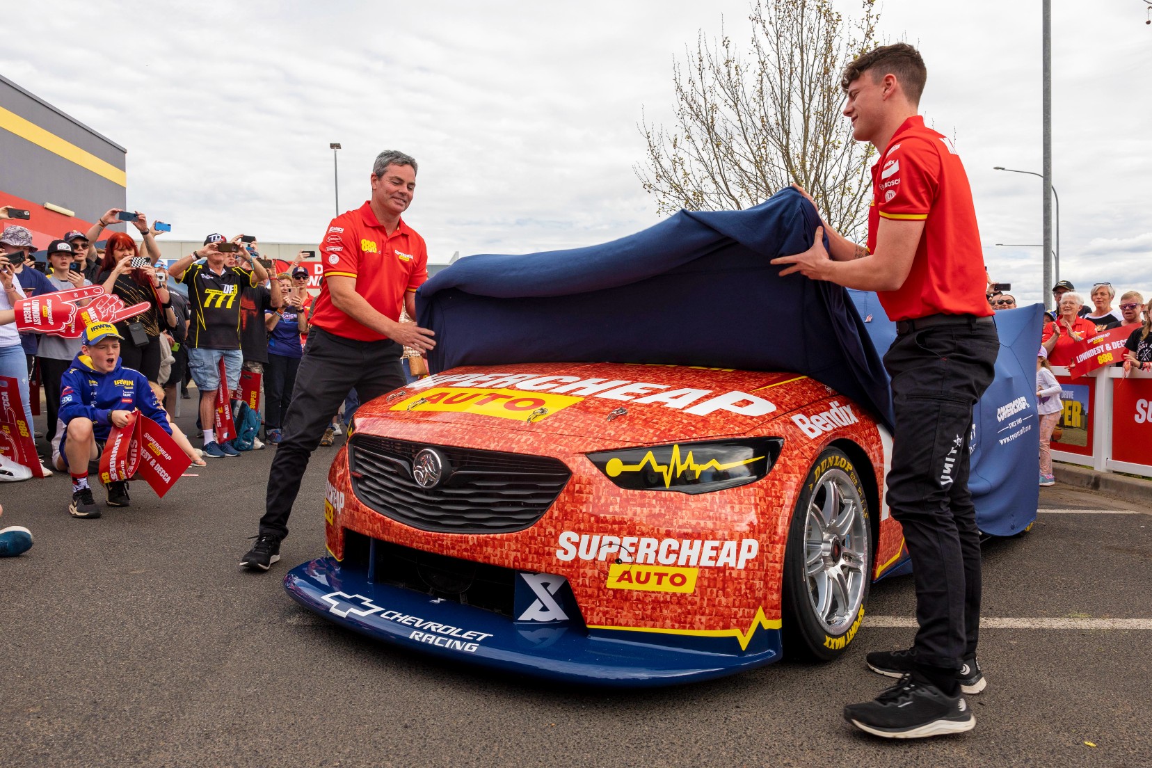 Lowndes, Fraser unveil fan-themed wildcard livery | Supercars
