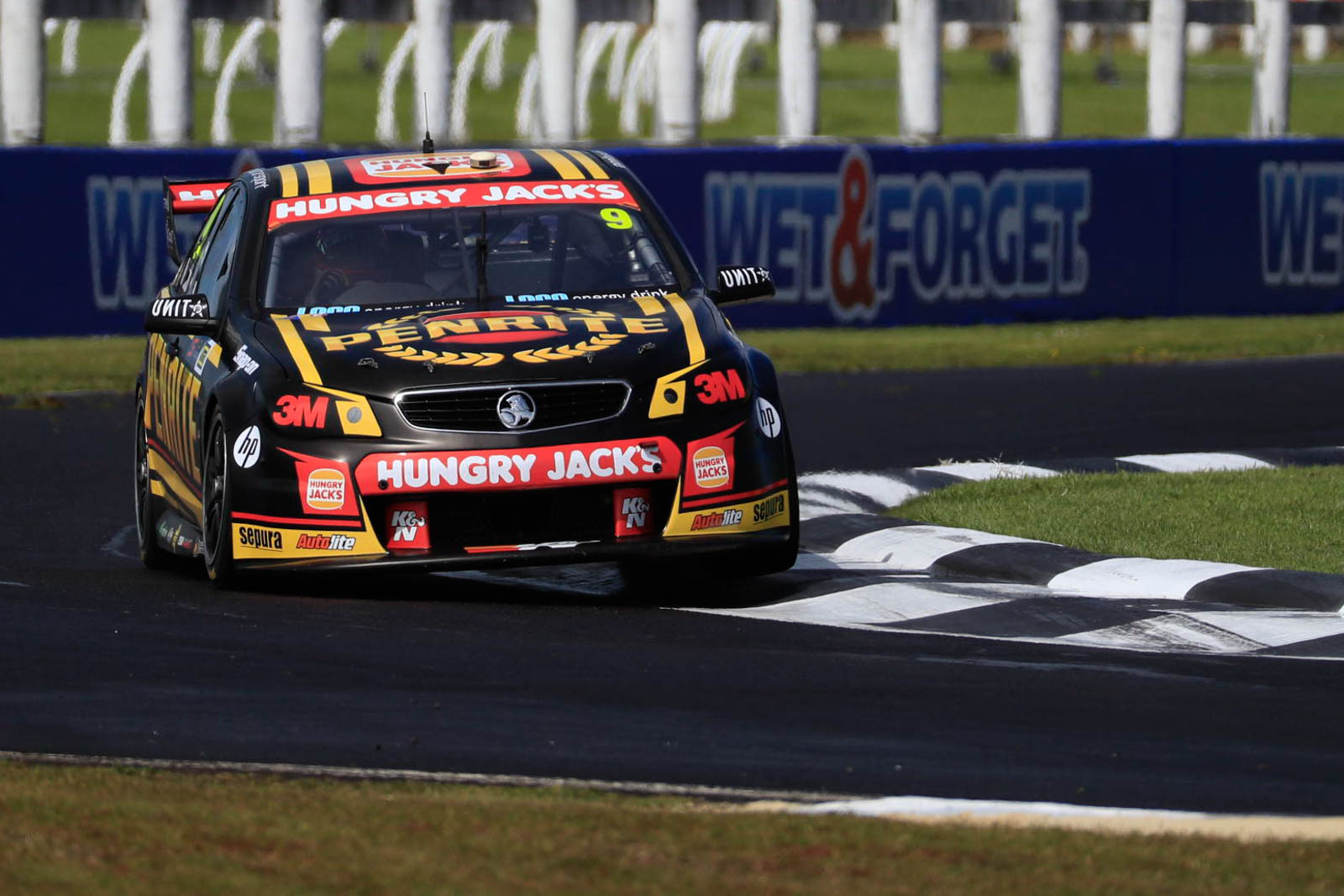 Reynolds edges Red Bulls | Supercars