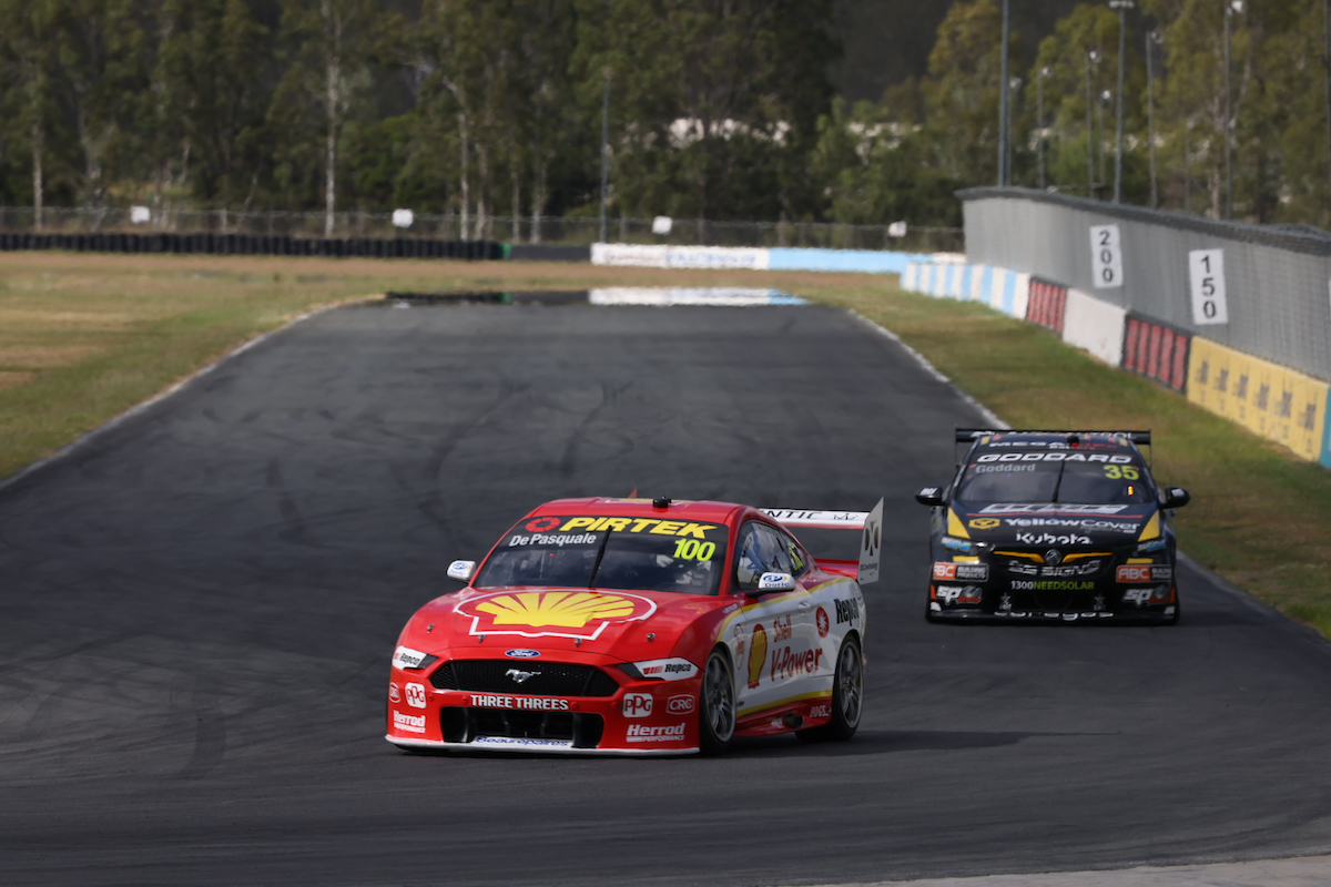 Cars on track at Queensland Raceway | Supercars