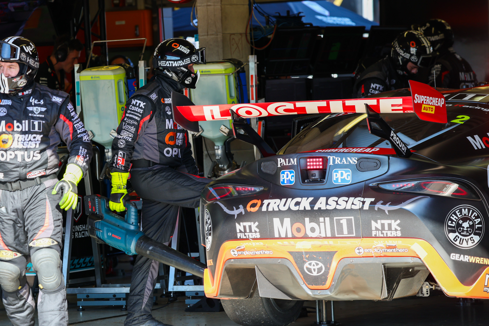 Engine change for Wood Toyota after DNF | Supercars