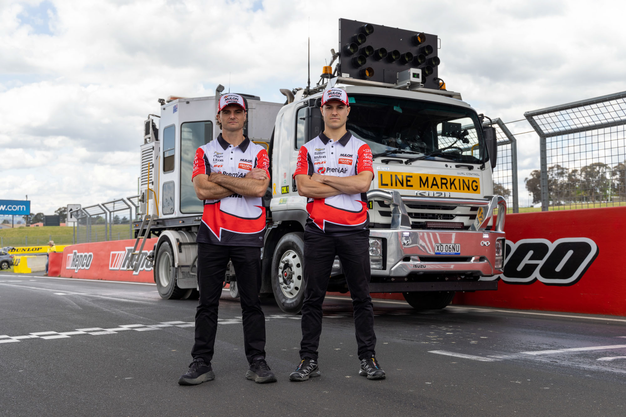 Golding, Slade get unique early look at Mount Panorama | Supercars