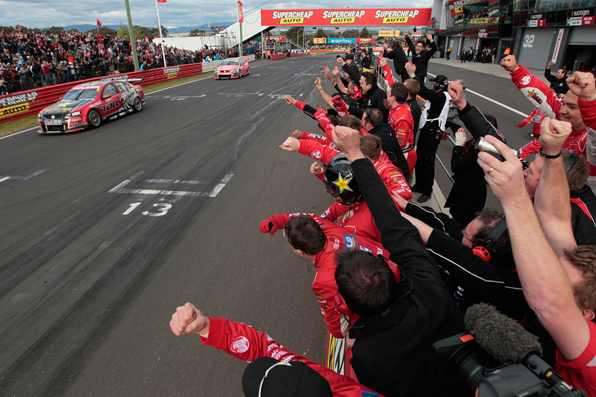 10 years on: Tander beats Lowndes by 0.29s in Bathurst epic | Supercars