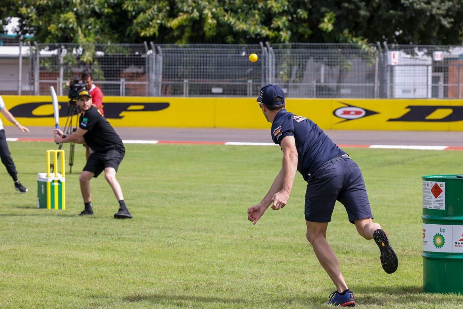 Drivers go head-to-head in backyard cricket at Reid Park | Supercars