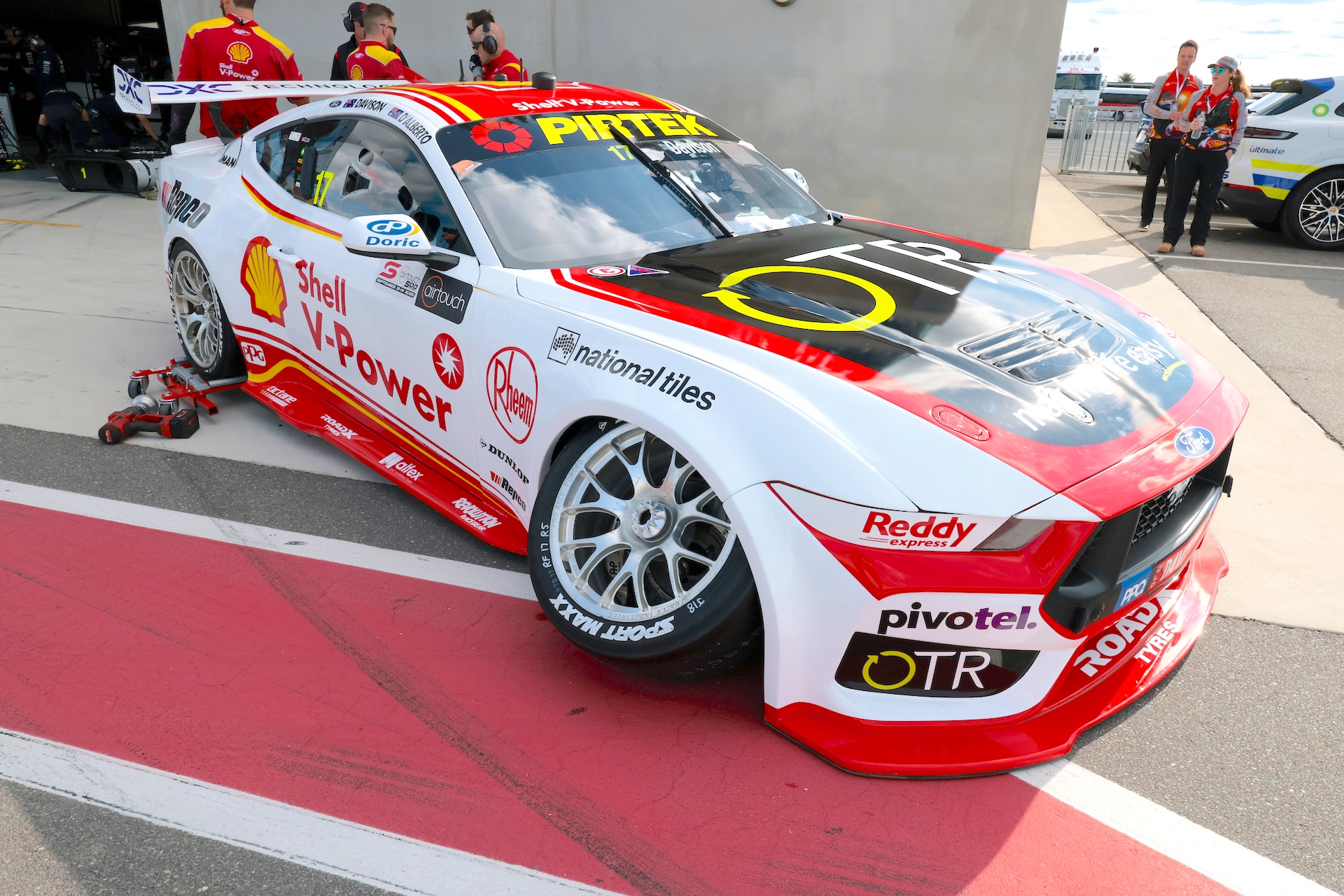 DJR finds unlikely ally in Triple Eight amid wheel drama | Supercars