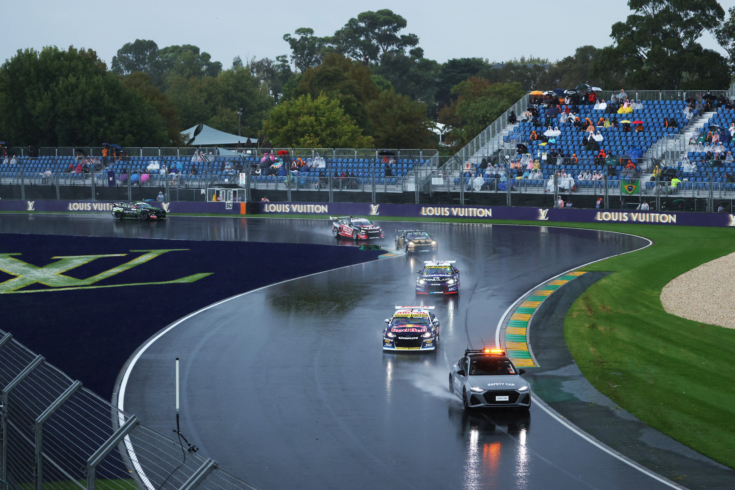 Officials right to red flag AGP finale, say drivers | Supercars