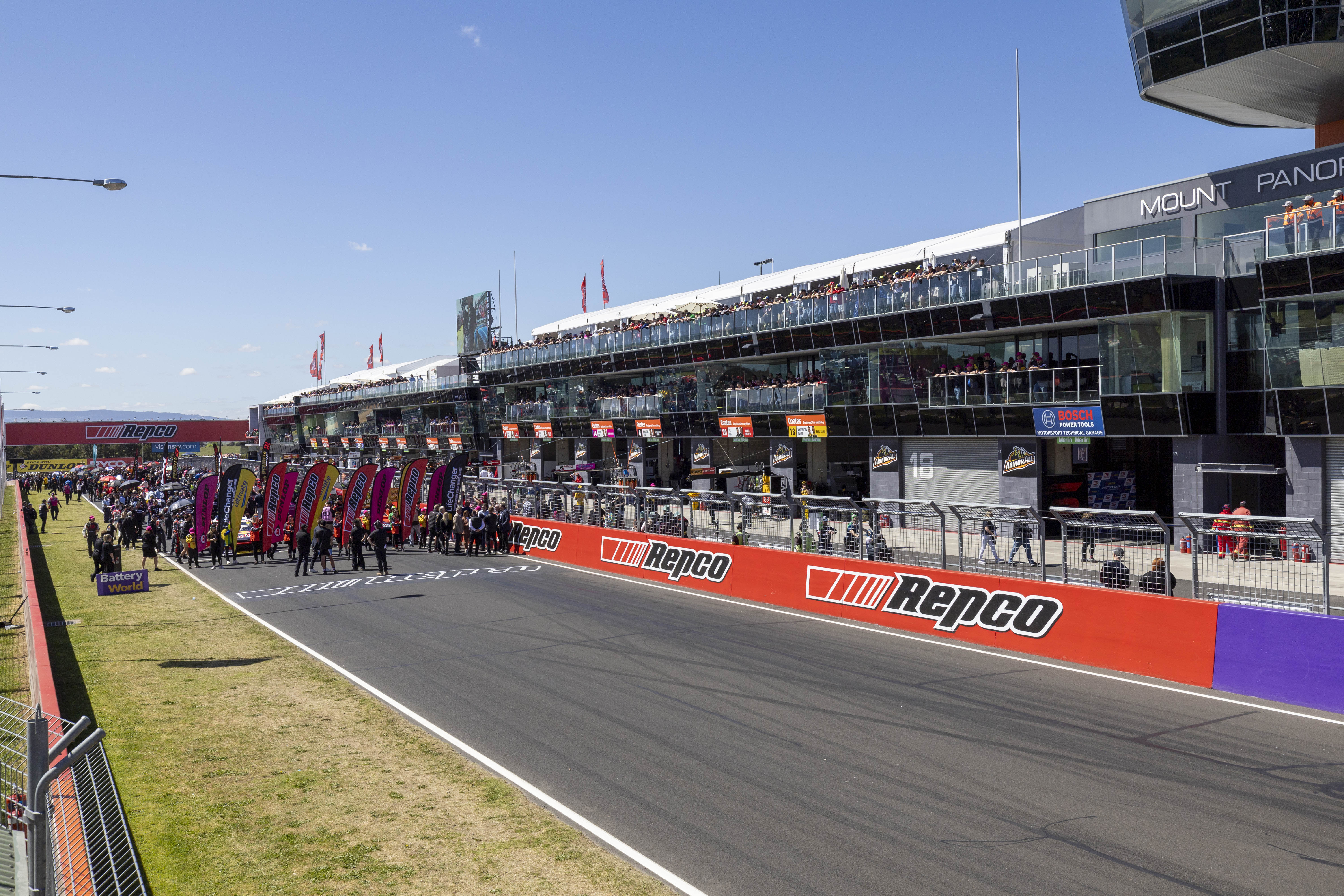 2025 Bathurst 1000: Pit Garage Suites | Exclusive Experiences | Supercars