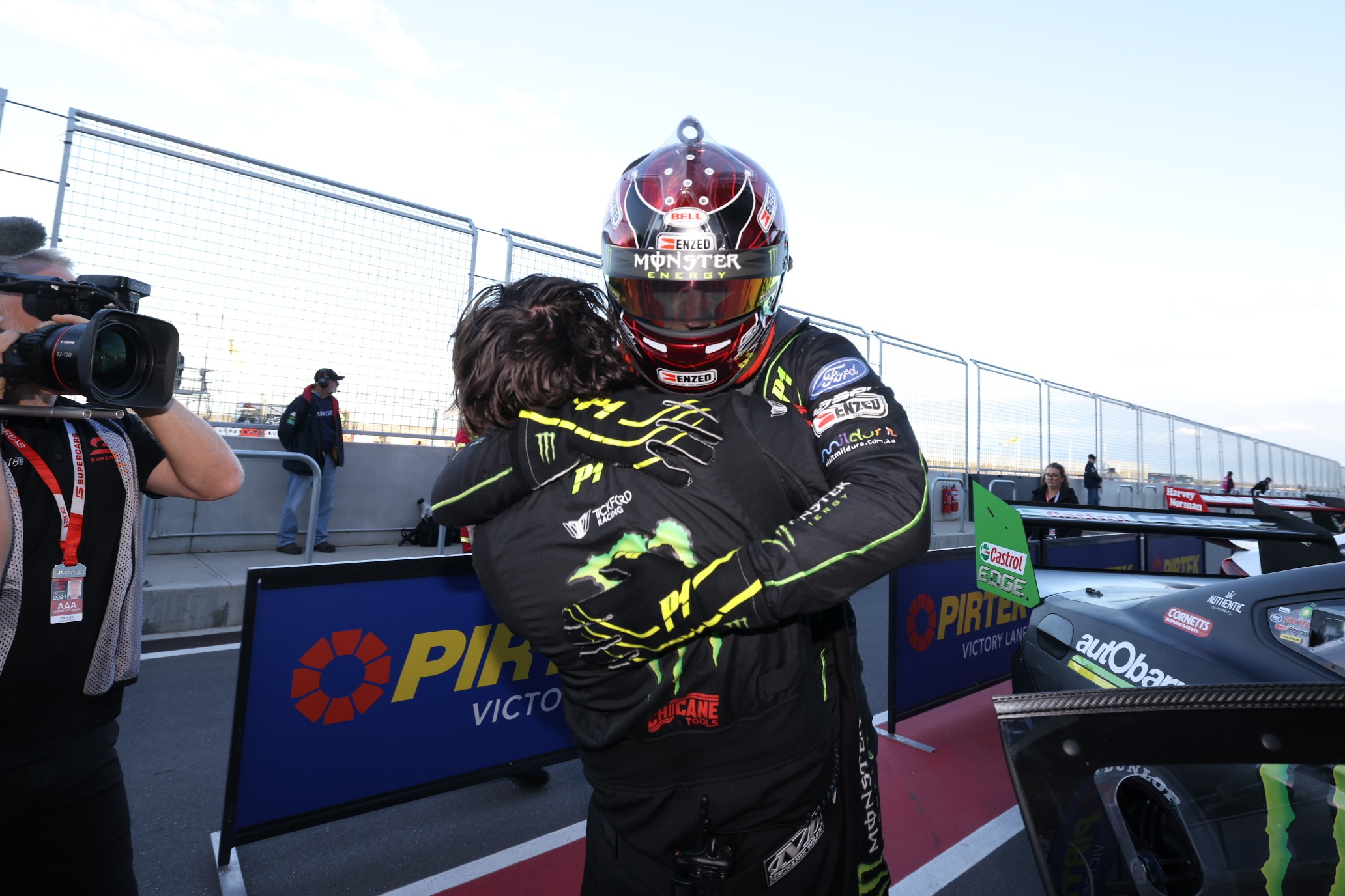 Waters' 'emotional' post-race moment with pit crew | Supercars