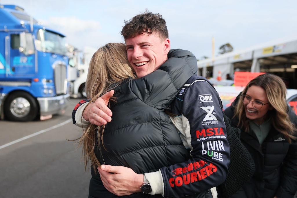 Fraser extends points lead in chaotic race | Supercars