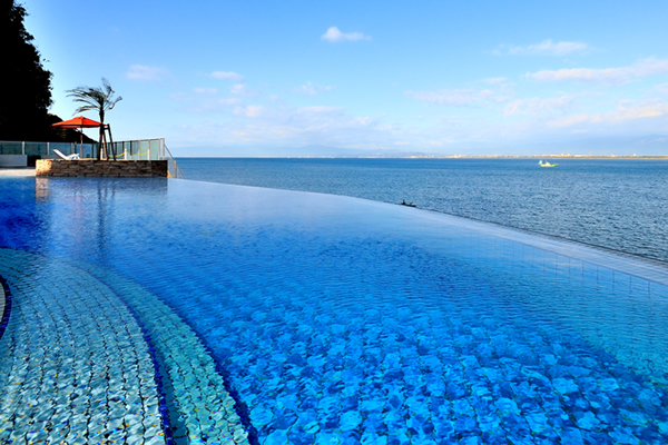 【2025年最新】神奈川のおすすめナイトプール12選！定番から穴場、デートにもおすすめのホテルや屋外プールをご | TRAPOL[トラポル]