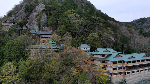 【2025年最新】関西の最強パワースポット16選！運気が上がるおすすめ神社・お寺・自然スポットを定番から穴場ま | TRAPOL[トラポル]