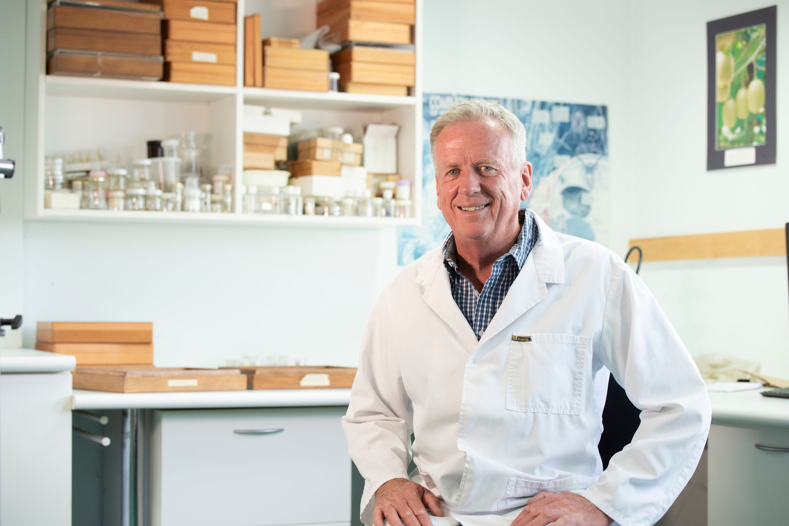 Dr Jim Walker receives award for services to the horticulture industry ...