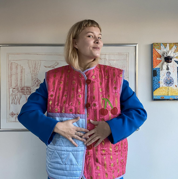 Tv-vært købte Emmas genbrugsveste – nu vil alle have dem - DBA Guide