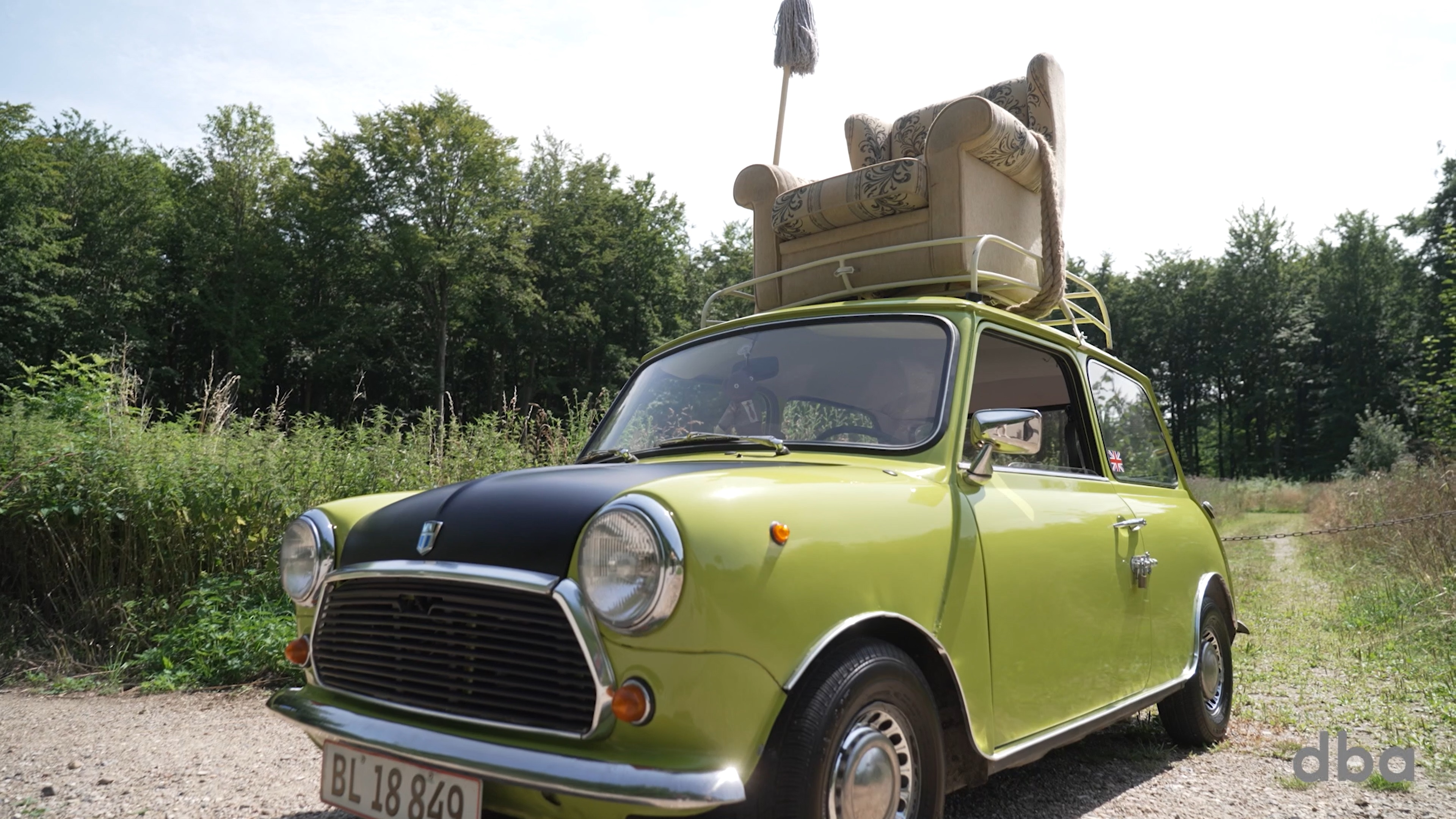Unikt på DBA: Mr. Beans bil med lænestol på taget - DBA Guide