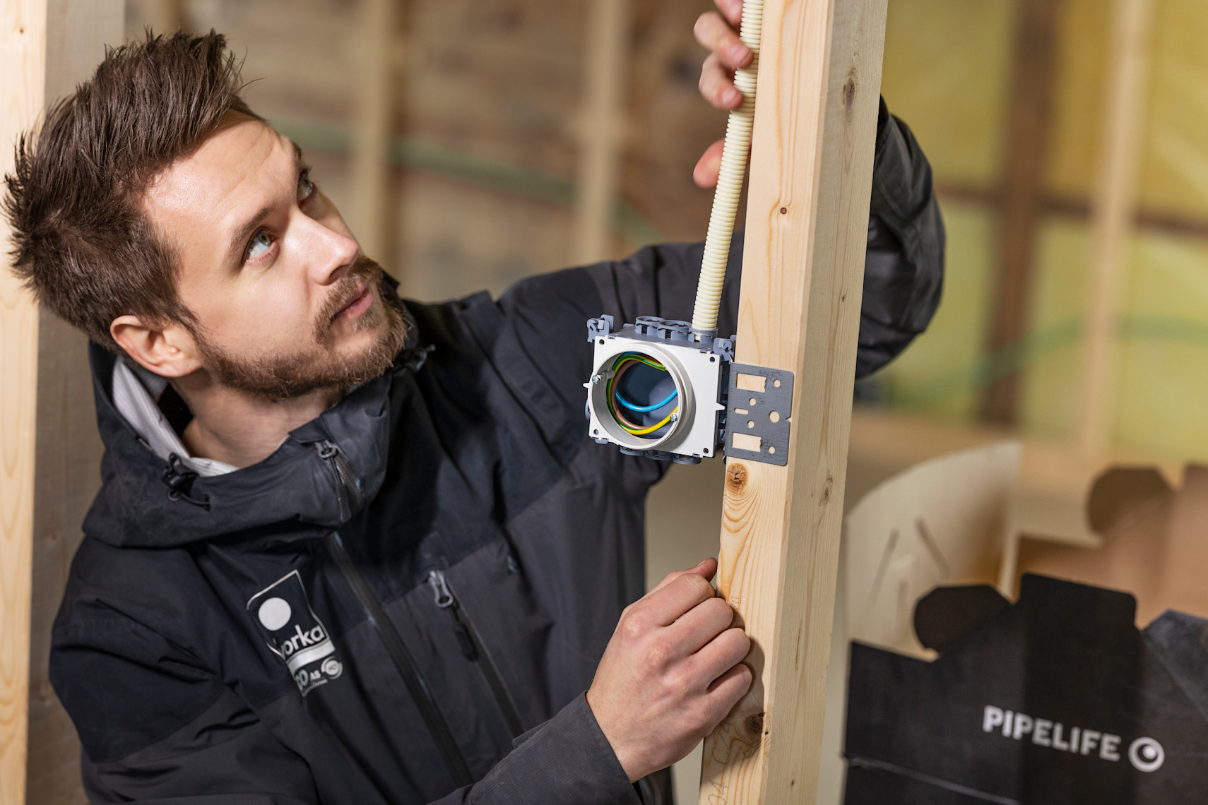 Lettmontert alt-i-én veggboks | Onninen AS