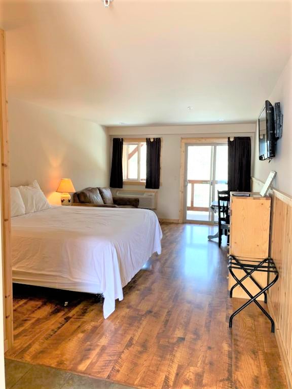 Guest Rooms and Suites | Methow River Lodge