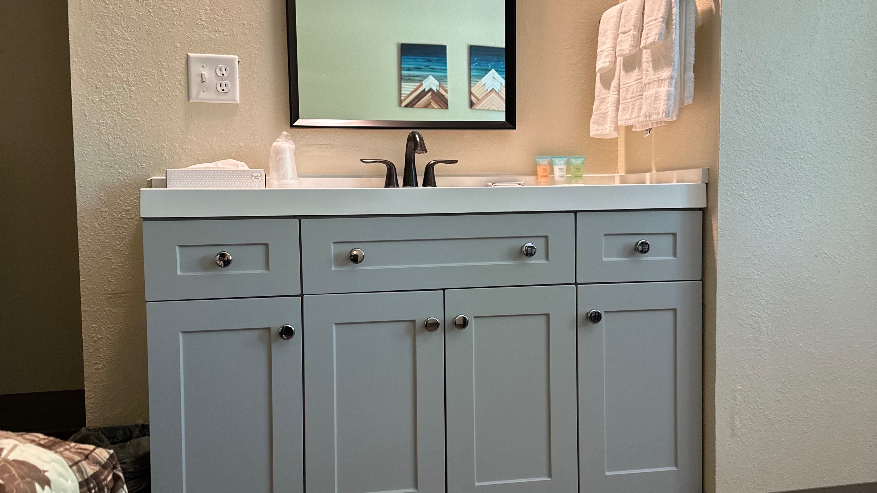 Guest Rooms and Suites | Winthrop Inn