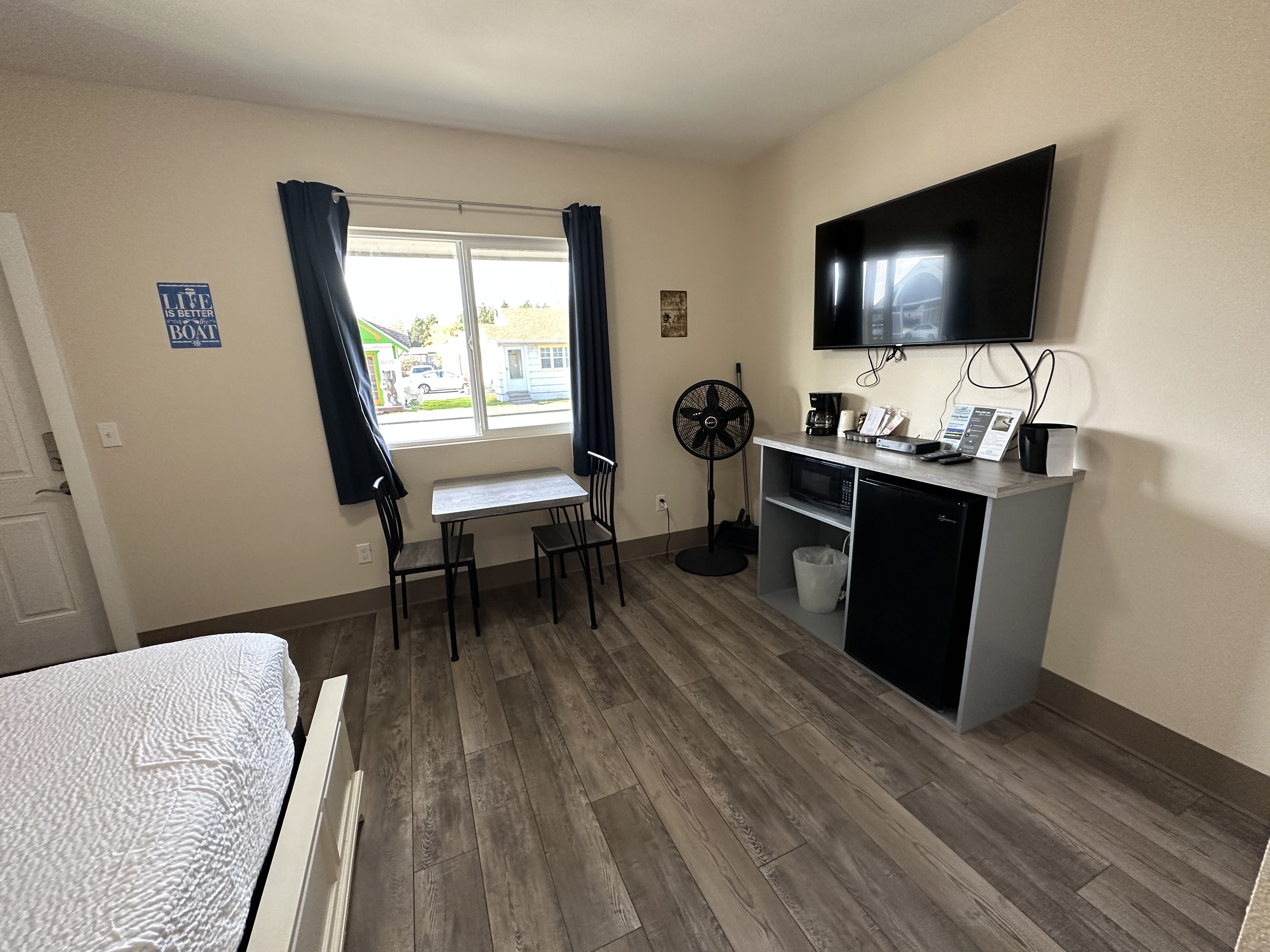 Guest Rooms and Suites | Coastal Inn & Suites