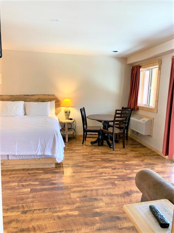 Guest Rooms and Suites | Methow River Lodge