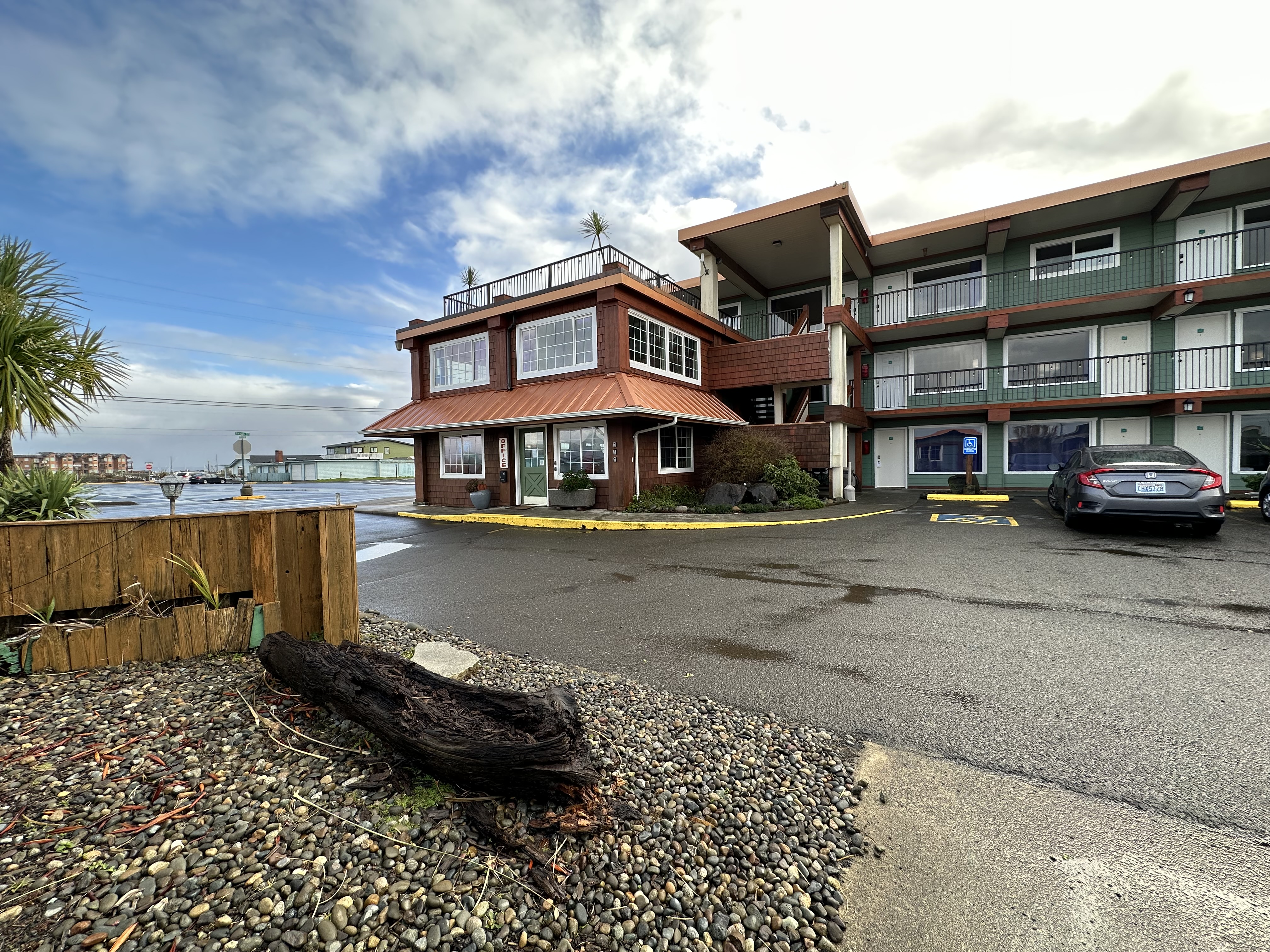 Guest Rooms and Suites | Westport Inn & Cabins