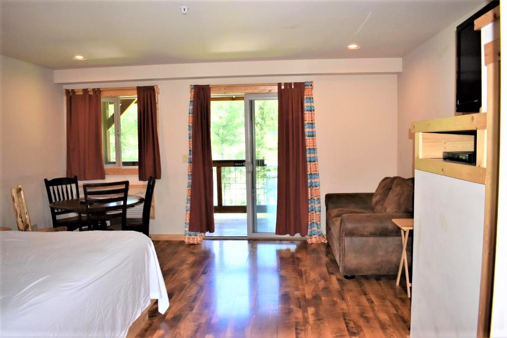 Guest Rooms and Suites | Methow River Lodge