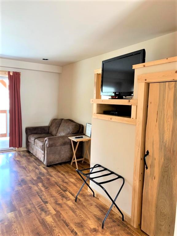 Guest Rooms and Suites | Methow River Lodge