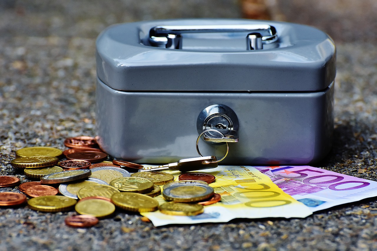 100-money-savings-tips-for-students-abroad-blog-amberstudent
