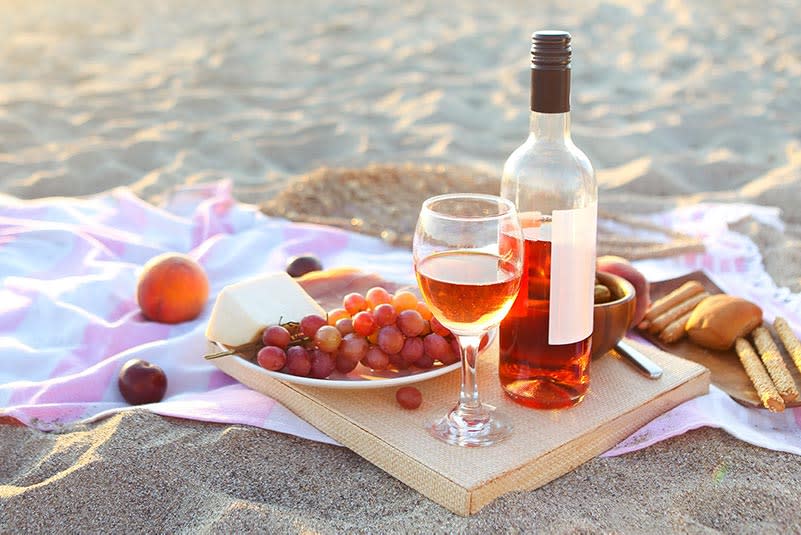 8 Irresistible Pinot Noir Rose Wines (Tasting Notes, Food Pairings)