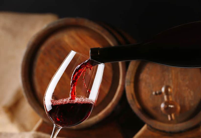 How Does Shiraz Wine Taste? (vs Syrah, Merlot, Cabernet Sauvignon)