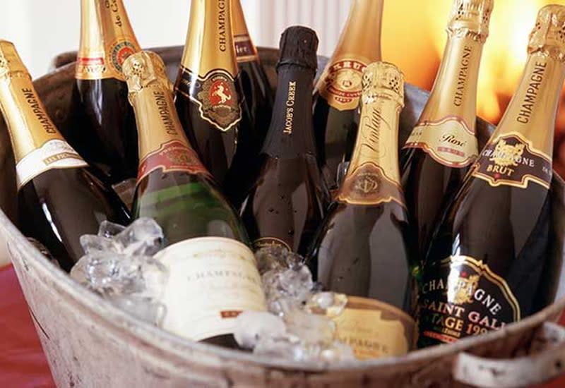 How to Pour Champagne Perfectly (6 Easy Steps & Tips)