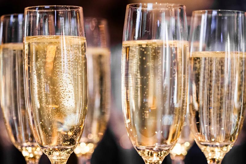 Prosecco vs Champagne: 8 Key Differences, 10 Best Wines (2021)
