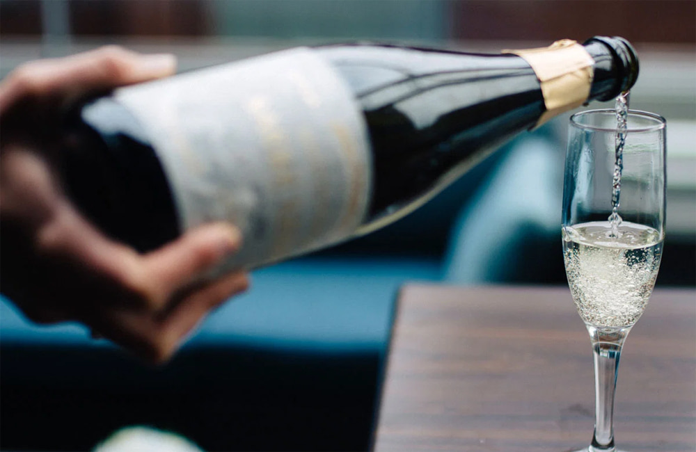 How to Pour Champagne Perfectly (6 Easy Steps & Tips)