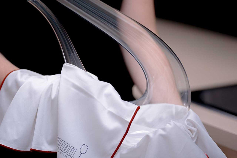 Wine Decanting 101: When, Why, and How to Do It Right